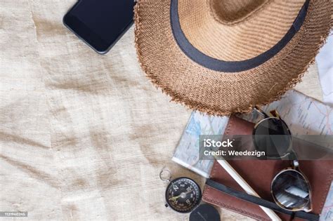 여름 갈색 파나마 밀 짚 모자 모바일 선글라스 노트북 지도 리넨 천으로 나침반의 평면도 휴가 여행 개념입니다 텍스트를 추가 하기 위한 공간을 복사 합니다 책상에 대한 스톡