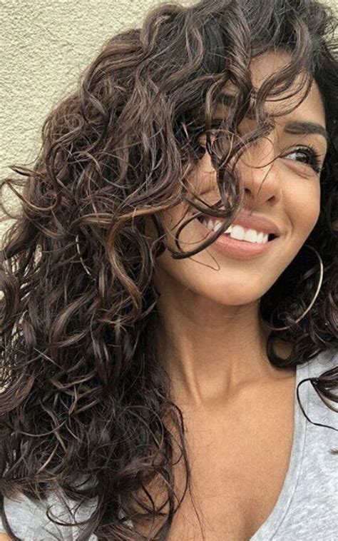 Coupe De Cheveux Bouclés Pour Femme Idées De Coiffure Conseils Et Entretien Les Lionnes