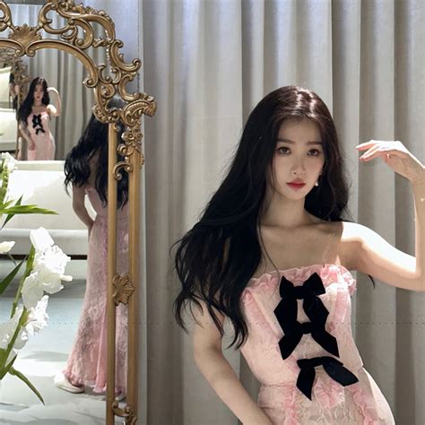 Pin By On Cpop Girls Actresses Vogue China China Girl