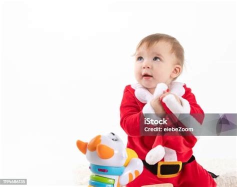 산타 클로스가 바닥에 앉아있는 동안 성인 손이 그의 손에서 모자를 잡는 아기 가족에 대한 스톡 사진 및 기타 이미지 가족 개발 귀여운 Istock