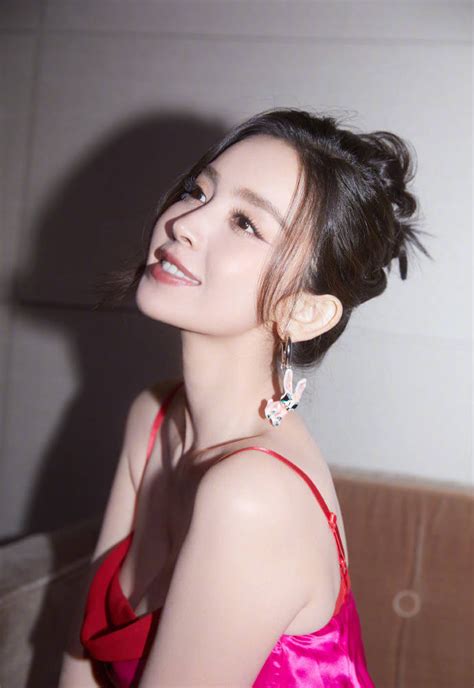 娜扎穿粉色吊带裙拍性感美照 肌肤光滑白到发光 搜狐大视野 搜狐新闻