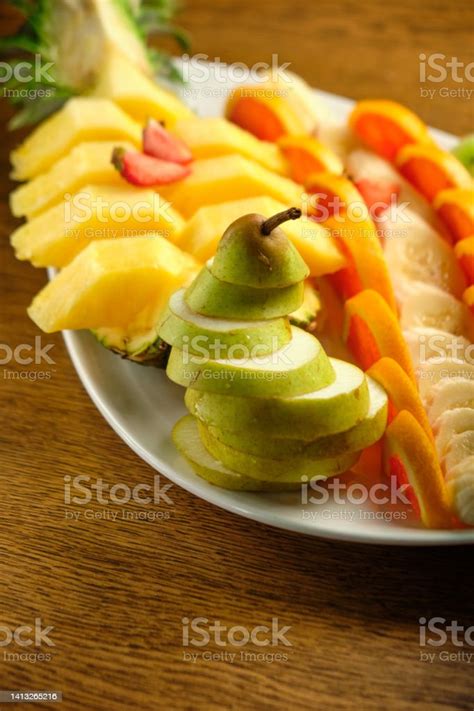 신선한 유기농 여름 딸기와 이국적인 과일을 테이블과 나무 배경의 흰색 접시에 담았습니다 0명에 대한 스톡 사진 및 기타 이미지 0명 건강관리와 의술 건강한 식생활