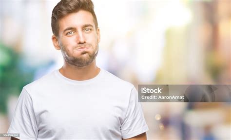 재미 있은 얼굴 뺨 피 격리 된 배경 위에 젊은 잘생긴 남자 입 어 미친 식으로 팽창 가득 찬에 대한 스톡 사진 및 기타 이미지