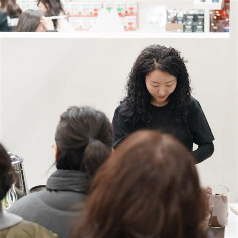 카페뮤제오 ㅣ 이야기가 있는 커피박물관 올 한해 수고한 나에게 내년에도 잘 보이고 싶은 분에게 돌체앤가바나 모카포트를 선물하는건 어때요 전통무늬로 화려한