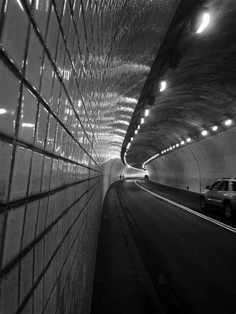 무료 이미지 빛 검정색과 흰색 화이트 터널 지하철 선 반사 어둠 검은 단색화 하부 구조 대칭 모양