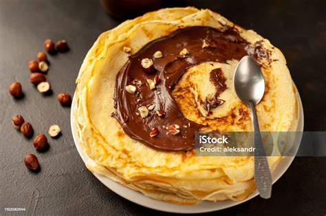 콘크리트의 배경에 흰색 접시에 초콜릿 페이스트와 헤이즐넛 팬케이크 슬레이트 0명에 대한 스톡 사진 및 기타 이미지 0명 갈색 날씬한 Istock