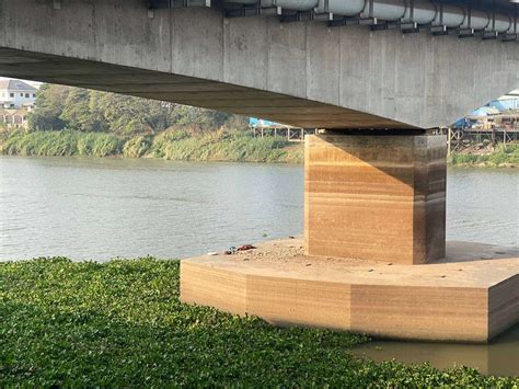 ស្ត្រីម្នាក់ លោ ត ទឹក សម្លា ប់ ខ្លួន ប៉ុន្កែទើរត្រឹមជើងតាងសសរស្ពានព្រះមុន្នីវង្សថ្មី ស្លា ប់