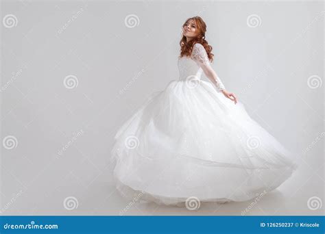 Tanzende Junge Frau Im Hochzeitskleid Reizend Braut Auf Hellem