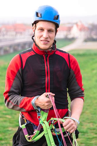 Parasut Muda Memegang Selongsong Parasut Dan Senyum Foto Stok Unduh