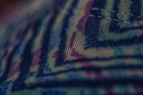 매크로 표면 오래된 양모 직물을 닫습니다 다채로운 질감의 직조 손 그려진 불규칙한 스트라이프 블러 각도 진한 파란색 보라색 검은 색 다른 두꺼운 디자인 제품 장식 민속 예술