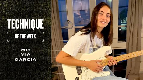Mia Garcia Teaches Voice Leading On Guitar Technique Of The Week Fender Youtube
