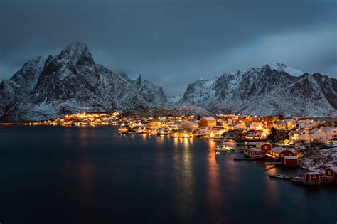 레이네 마을의 불빛과 수평선에 뛰어난 눈 덮인 산의 밤 파노라마 로포텐 제도 노르웨이 0명에 대한 스톡 사진 및 기타 이미지 0명 Rorbu 겨울 Istock