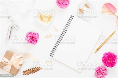 플랫 레이 홈 오피스 책상입니다 상단보기 빈 종이 메모장 분홍색 장미 꽃 봉오리 꽃잎 여성 액세서리 흰색 배경에 선물 상자 여성