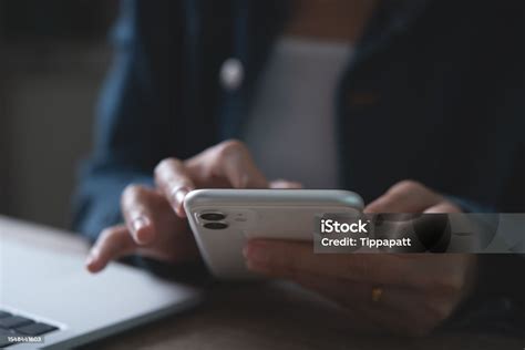 모바일 스마트 폰을 사용하고 집에서 사무실 테이블에 디지털 태블릿으로 노트북 컴퓨터에서 작업하는 비즈니스 여성의 근접 촬영