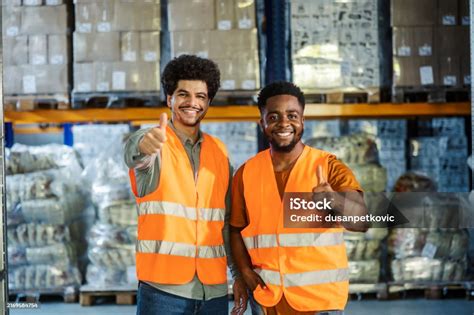 다인종 창고 관리자와 직원이 시설에 서서 카메라를 향해 미소를 지으며 엄지손가락을 치켜세우는 모습 2명에 대한 스톡 사진 및 기타 이미지 Istock