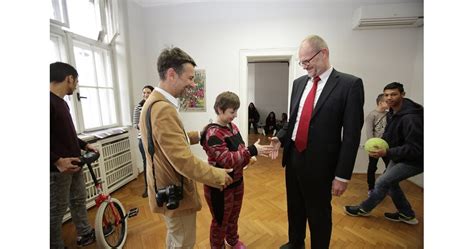 Циркова еуфория с деца от домове показа Социален цирк за Надежда