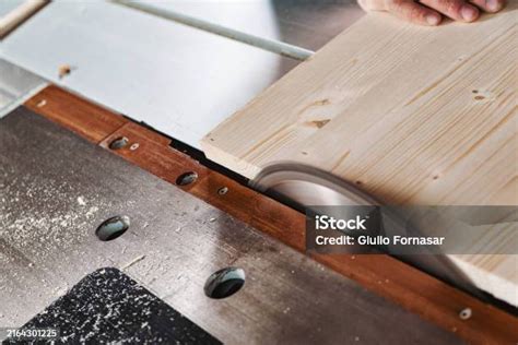 작업장에서 원형 톱을 사용하여 나무 판자를 자르는 목수 21세기에 대한 스톡 사진 및 기타 이미지 21세기 Diy 개선 Istock