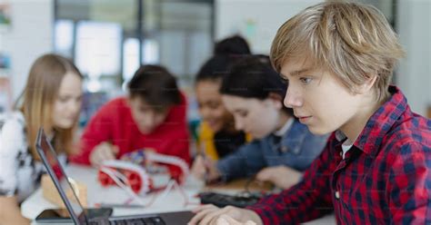 로봇 교실에서 전기 장난감과 로봇을 조립하고 프로그래밍하는 고등학생 그룹 사진 Unsplash의 사람 이미지