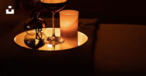 레드 와인이 든 두 잔과 뒤쪽에 촛불 사진 Unsplash의 무료 초 이미지