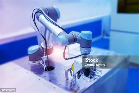 산업 기계의 공압 피스톤 빨판 장치 자동화 압축 공기 생산 Cnc 장치에 대한 스톡 사진 및 기타 이미지 Cnc 장치 감지기 로봇공학 Istock