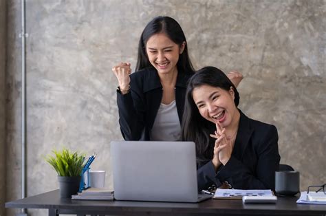 عکس استوک زنان خوشحال موفق در بیزینس🔥 کد محصول 136153 پی اس دی فا
