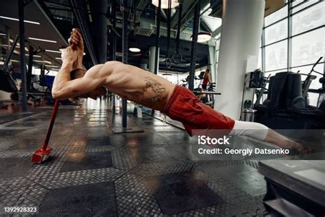 크고 무거운 타이어와 남자 피트니스 훈련 망치 안타 컨셉 운동 크로스 강도 건강한 생활방식에 대한 스톡 사진 및 기타 이미지 건강한 생활방식 건축물 근육 Istock