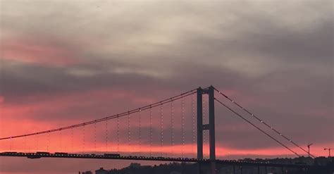 강가 건축 경치가 좋은 고요한 골든 아워 관광 관광 명소 구름 다리 도시 풍경 도시의 랜드 마크 랜드마크 목적지 물 바다 반사 보스 포러스