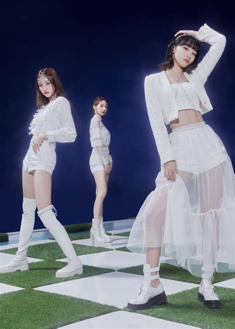 Le Sserafim Japan 1st Single 「fearless」 Concept Photo 2 White