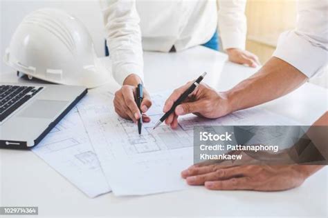 건축 프로젝트 진행 건축 및 구조 개념에 대 한 청사진에 파트너와 함께 작업 하는 건축가 또는 엔지니어 모임 개발에 대한 스톡 사진 및 기타 이미지 Istock