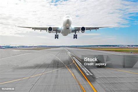 여객 비행기 활주로 공항에 착륙 하는 아스팔트에 캐스트 그림자와 함께 그림자에 대한 스톡 사진 및 기타 이미지 그림자 날기 날아오름 활동 Istock