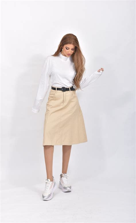 חצאית ג׳ינס בז׳ מתרחבת