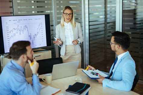사무실 보드룸에서 프로젝트를 작업하는 크리에이티브 비즈니스 팀 계획에 대한 스톡 사진 및 기타 이미지 계획 기업 문화