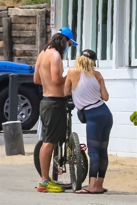 Kate Hudson In Great Shape On A Bike Ride In Malibu 34 Photos The