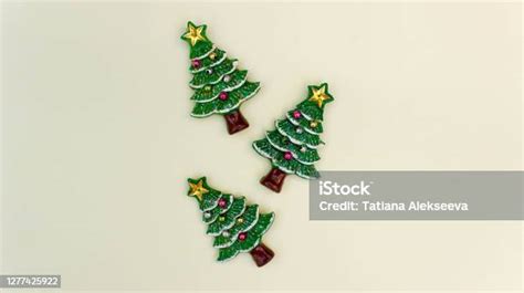 밝은 노란색 배경에 상단 보기 크리스마스 트리 복사 공간이 무료입니다 장식 인사말 카드의 개념 0명에 대한 스톡 사진 및 기타