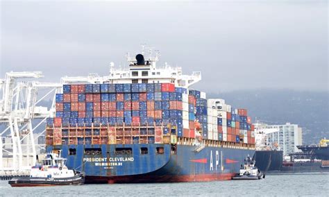Apl Cargo Ship President Cleveland Entering The Port Of Oakland