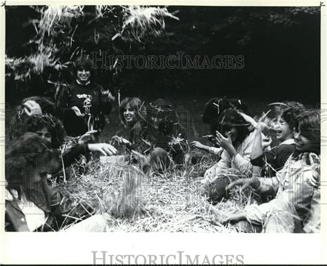 1982 Press Photo Throwing Hay Is One Of The Most Popular Parts Of A Ha