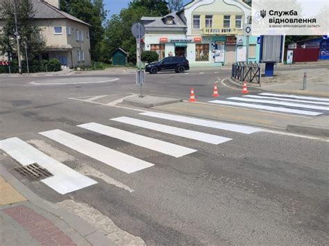На дорогах Прикарпатті встановлюють нові дорожні знаки та оновлюють