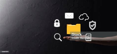 문서 관리 시스템 Dms 비즈니스 맨은 폴더 및 문서 아이콘을 보유합니다 회사 파일 및 정보를 보관 검색 및 관리하기 위한 소프트웨어입니다 인터넷 기술 개념디지털 보안