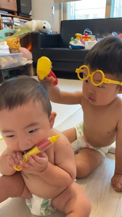 연년생형제의 의사 놀이 진료 거부하는 환자와 끈질긴 의사 선생님 Youtube