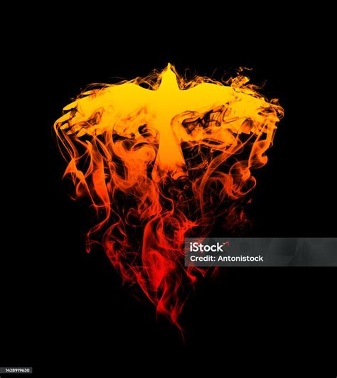 하얀 배경에 고립 된 검은 연기의 아름다운 퍼프에 날개가 퍼지는 날으는 까마귀의 실루엣 연기 구름 속에서 날으는 까마귀의 실루엣