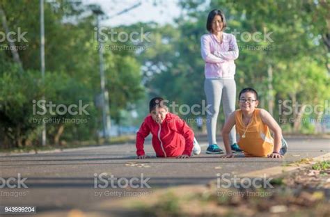 가족 행복 활성 어머니와 아 이들이 숲에서 야외에서 실행 조깅 스포츠 가족에 대한 스톡 사진 및 기타 이미지 가족 건강관리와 의술 건강한 생활방식 Istock