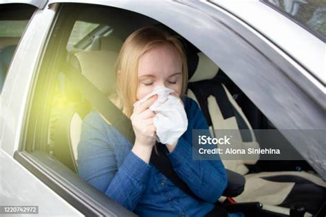 자동차 여행 중 메스꺼움 금발의 여자는 운동장애를 앓고 있습니다 수송 및 전정 장치의 질병에 있는 멀미의 개념 건강관리와 의술에 대한 스톡 사진 및 기타 이미지 Istock
