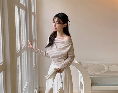 리리앤코 트보루닌 스판 트위드 드레이프 오프숄더 니트 티셔츠 봄티 봄신상 봄룩 데일리룩 트위드니트 여행룩 티셔츠룩 트위드룩 오프숄더스타일 데이트룩 니트티셔츠 오프숄더긴팔