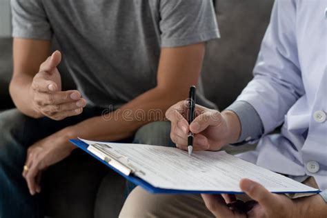 Het Geriatrische Arts Of Geriater Concept Arts Het Bezoeken Met Pati Nt In Ruimte En Het Horen