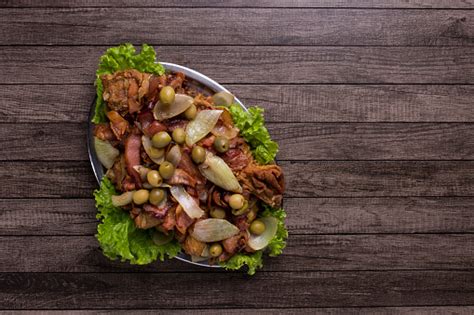 소박한 양파 베이컨 올리브 양상추로 만든 프라이드 치킨의 일부 프라이드 치킨 브라질의 전형적인 음식 텍스트 오른쪽에 공간이 있는 수평 상단 사진입니다 0명에 대한 스톡 사진