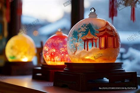 Ai创作图灯笼摆件 冰灯笼 雪景灯笼 创意新年花灯 节气灯笼 雪灯笼 雪球装饰 琉璃宫灯 雪景球 雪灯 新年灯笼装置 灯笼上积雪 灯笼美陈 过年灯会陈设 圣诞节装饰灯笼 昵图网