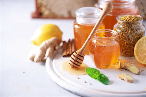 건강한 뜨거운 음료를위한 성분 레몬 생강 민트 꿀 사과 향신료를 회색 배경에 공간을 복사합니다 대체 의학 개념 깨끗한 먹기 해독