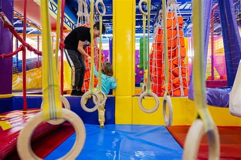 Hermano Con Hermana Jugando En El Patio Interior Del Centro De Juegos