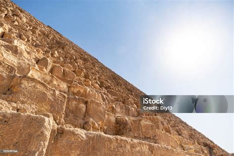 피라미드 벽돌의 배경 기자 피라미드 단지의 세 개의 큰 피라미드와 뒤에 하늘의 경사 0명에 대한 스톡 사진 및 기타 이미지 0명 갈색 건설 산업 Istock