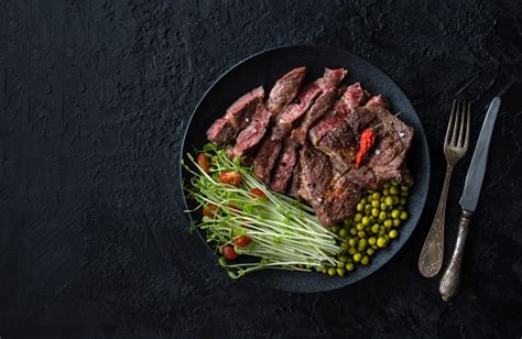 검은 배경에 발아 완두콩 녹색 완두콩과 토마토의 샐러드와 육즙 튀김 스테이크 권력의 분리의 건강한 개념 상단에서 보기입니다 복사 공간 건강한 생활방식에 대한 스톡 사진 및